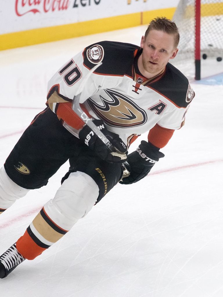 Oilers sign right winger Corey Perry