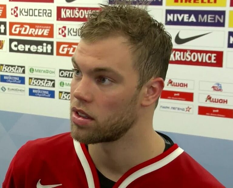 Blackhawks trade Taylor Hall to Hurricanes