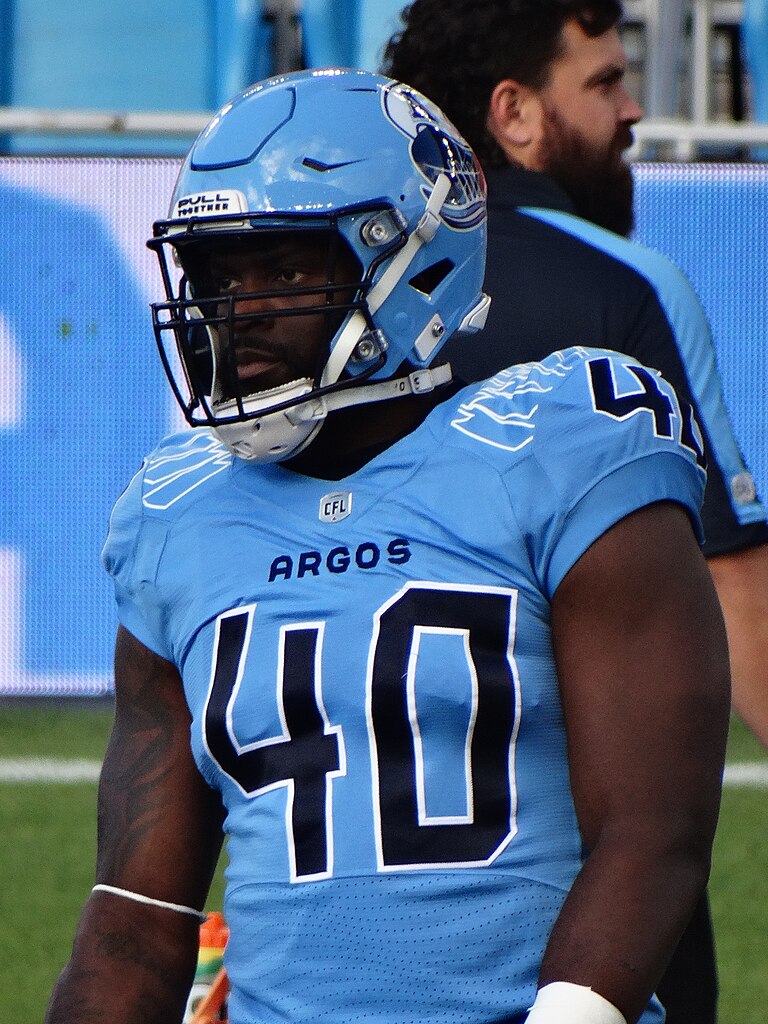 Elks sign defensive lineman Robbie Smith